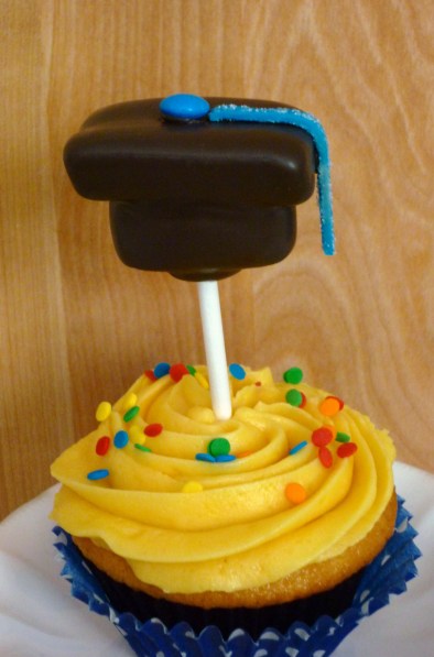 Graduation Cupcakes with Marshmallow Grad Cap Pops | SWEET SIMPLE STUFF